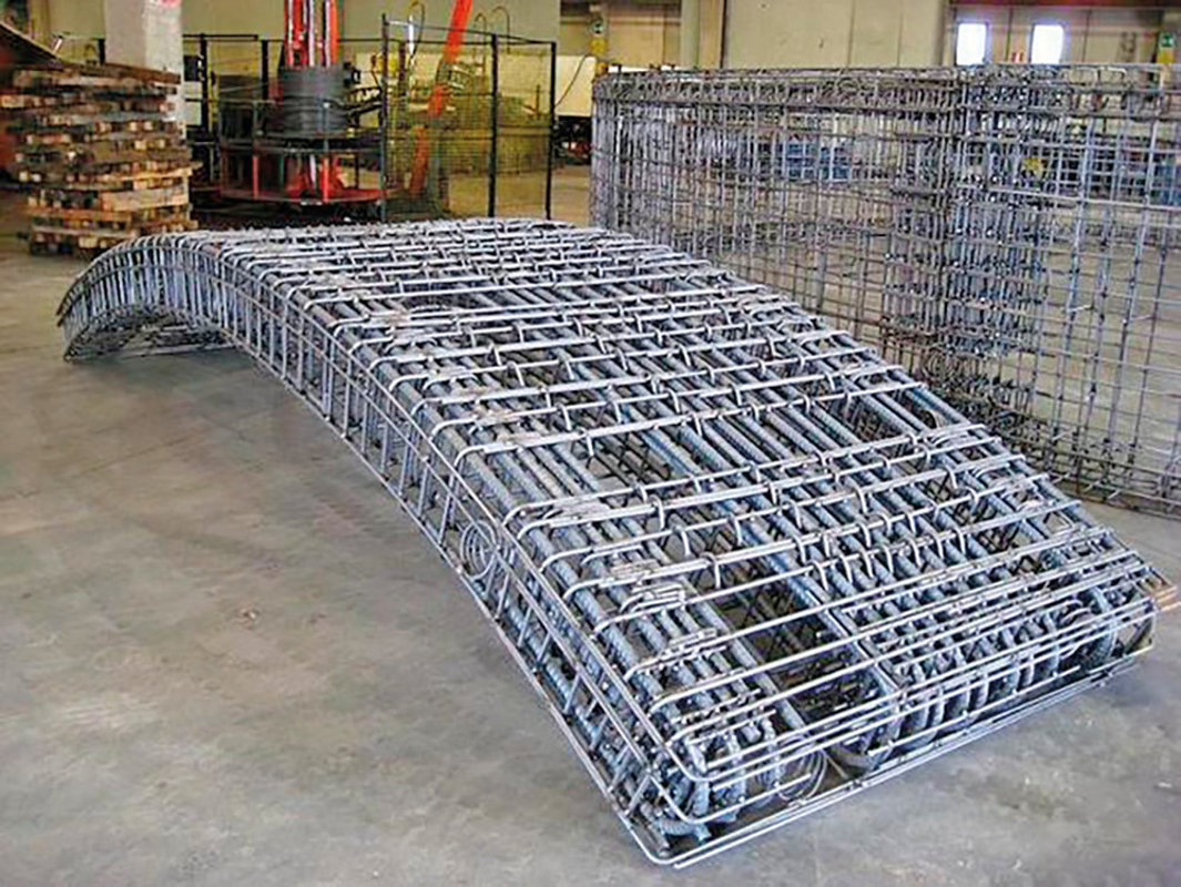 Assemblaggio gabbie in cemento armato.